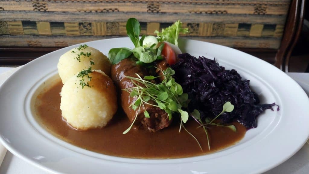 Rinderroulade mit Rotkohl und Klößen - Essen gehen im Harz